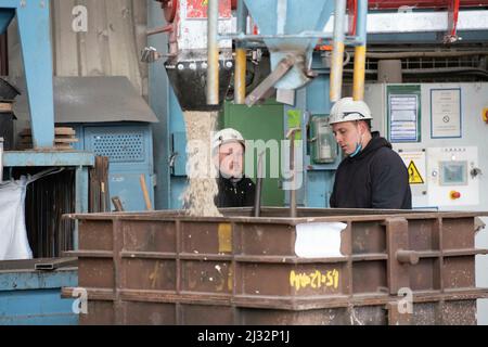 Arbeiter bereiten eine Gussform mit Formsand, Hochofen, geschmolzenem Stahl vor, Besuch von ...