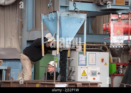 Arbeiter bereiten eine Gussform mit Formsand, Hochofen, geschmolzenem Stahl vor, Besuch von ...