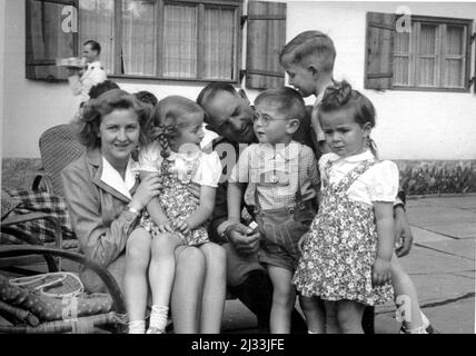 Sepp Dietrich n. Speers Kinder. Eva Brauns Fotoalben, ca. 1913 - ca ...