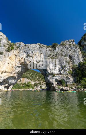 Pont d'Arc, Steinbogen über dem Fluss Ardeche, Auvergne-Rhone-Alpes ...