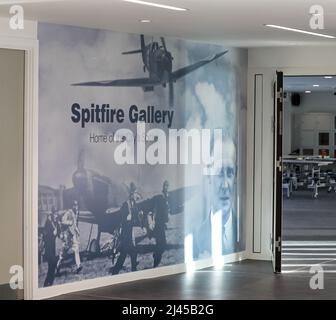 Das Flugzeug Spitfire RW388 wird im Potteries Museum and Art Gallery ...