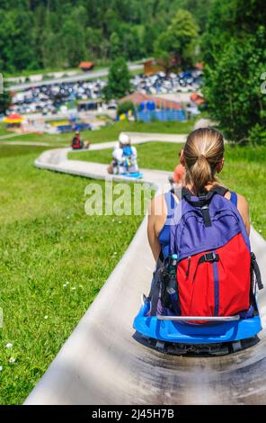 Familienspaß Rodeln im Sommer, hoch mit dem Lift ... runter mit der ...