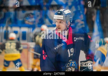 Niklas Hansson #19 (EV Zug) dankt seinen Fans beim National League ...