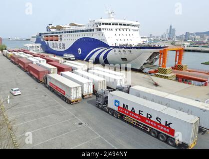 YANTAI, CHINA - 13. APRIL 2022 - Container-Lastwagen mit epidemischen ...