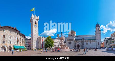 Trient, Italien, 28. August 2021: Historische Häuser in der Altstadt ...