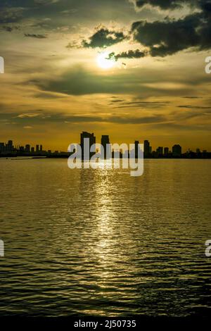 Die Sonne am späten Nachmittag zeigt die Skyline von Miami Beach, von ...