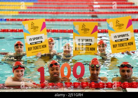 Schwimmer vom Oldbury Swimming Club halten im Sandwell Aquatics Centre ...