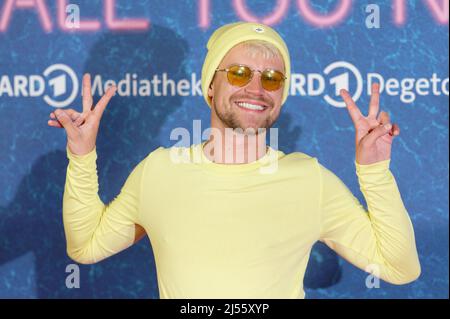 Köln, Deutschland. 20. April 2022. Die Schauspieler Benito Bause (l ...