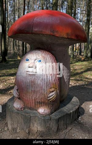 Holzskulptur mit den Märchenfiguren aus den Werken der Schriftstellerin ...