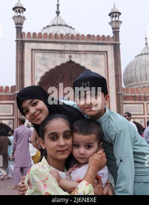 Muslimische Kinder grüßen einander, nachdem sie Eid al-Fitr besondere Gebete in Jama Masjid in ...