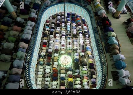 Muslime führen Eid ul-Fitr Gebete an der Baitul Mokarram National ...