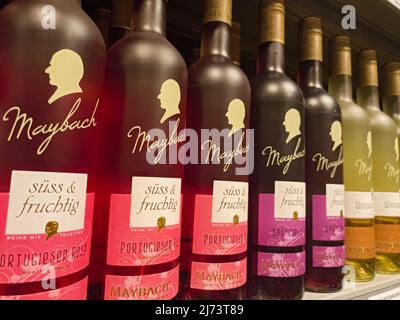 Flaschen Maybach Portugiesischer Rosé-süßer und fruchtiger Wein im Rewe ...