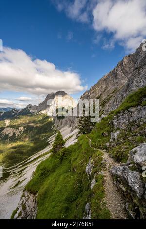 Ein enger Weg, der Gjaidsteig zwischen Wörnersattel und Bäralpl im ...