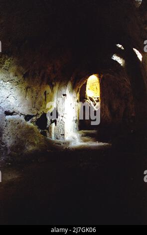 Krypta-Kapelle des St. Michel unterirdischer Unterstand am Ufer des ...