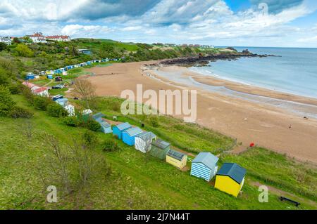 Luftaufnahme der Strandhütten am Coldingham Sands Beach an der ...