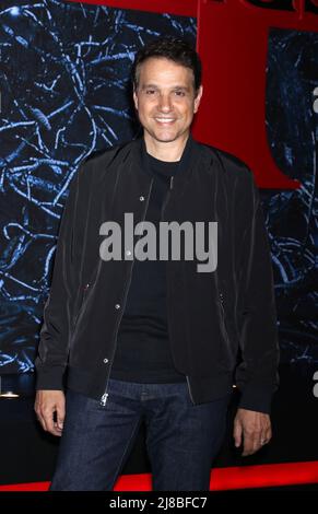 BROOKLYN, NY - MAI 14: Ralph Macchio bei der Netflix Stranger Things ...