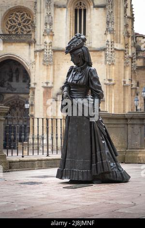 OVIEDO, SPANIEN - 10. AUGUST 2021: Skulptur La Maternidad (Bildhauer ...