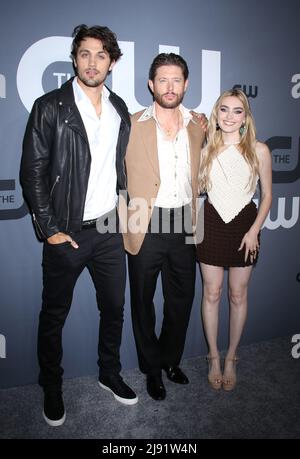 Drake Rodger, Meg Donnelly und Jensen Ackles nahmen am CW Network 2022 ...
