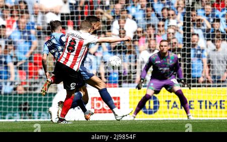 Elliot Embleton von Sunderland erzielt das erste Tor des Spiels im Play ...