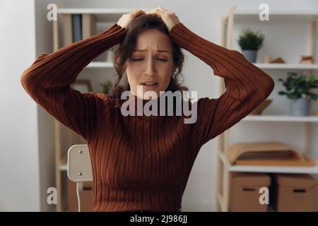 Weinend aufgeregt unglücklich frustriert ehrfürchtig lockige Frau ...