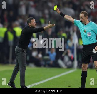 Schiedsrichter Sascha STEGEMANN zeigt Trainer Edin TERZIC (DO) die gelbe Karte, von links nach ...