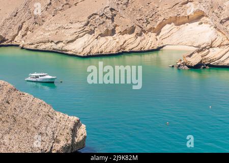 Entlang der Autobahn zwischen Maskat und Sur, Oman zeigt Dutzende von ...