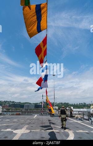 Die US-Küstenwache Sycamore, die US-Küstenwache zuverlässig und die USS ...