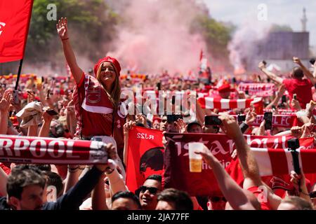 Tausende von Liverpool-Fans in einer Fan-Zone in Paris, vor dem UEFA ...