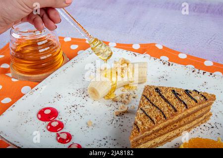 Honig-Walnuss-Marlenka (Medovik). Köstliche geschichtete Honigkuchen ...