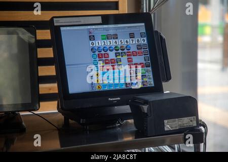 Moskau, Russland. 29.. Mai 2022. Eine lebende Krabbe in einem Aquarium ...