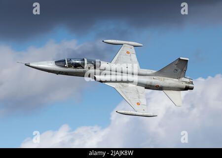 Ein spanischer Trainingsjet der SF-5M Freedom Fighter der Luftwaffe mit angetriebenem ...