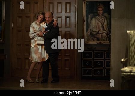 GASLIT, von links: Julia Roberts als Martha Mitchell, Allison Tolman ...