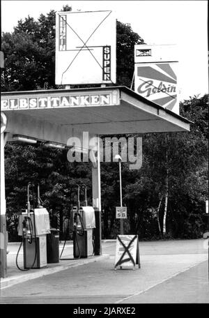 Das Foto zeigt die Zapfsäulen einer ehemaligen Goldin-Tankstelle, die ...