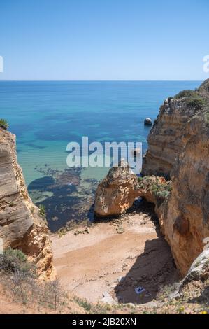 Panorama des Touristen Praia de Dona Ana de Lagos an der Algarve ...