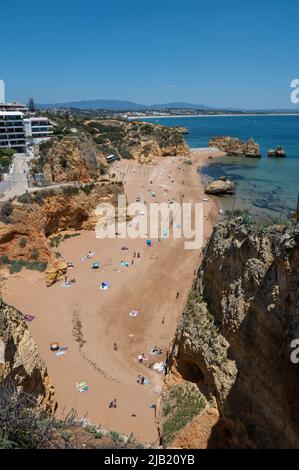 Panorama des Touristen Praia de Dona Ana de Lagos an der Algarve ...