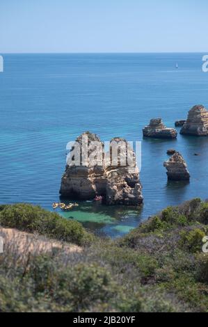 Panorama des Touristen Praia de Dona Ana de Lagos an der Algarve ...
