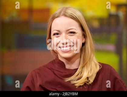 07. Januar 2022, Hamburg: TV-Chefin Zora Klipp steht im Studio-Set der ...