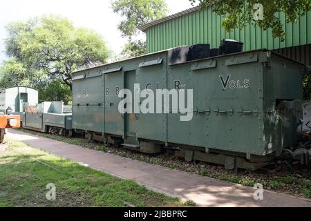 Dieser Zug mit einer Spurweite von 6 Metern wurde speziell für den ...