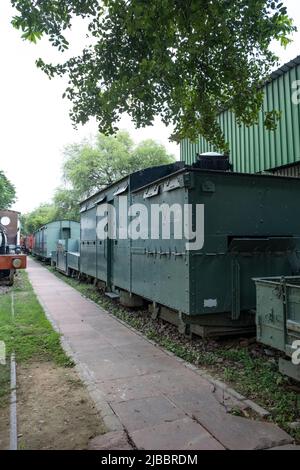 Dieser Zug mit einer Spurweite von 6 Metern wurde speziell für den ...