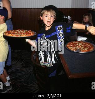 1997: Jake Lloyd bei seiner Geburtstagsfeier, weniger als 1 Wochen vor ...