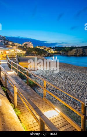 Blick auf Strand und Promenade in Arenal d'en Castell, Es Mercadal ...