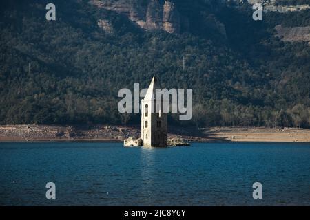 Kirche San Román de Sau versteckt unter dem Wasser, Sau Reservoir ...