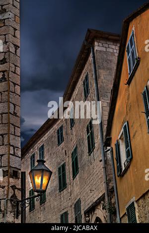 Street Light. Retro Vintage Straßenlaterne auf Türkis Holzwand. Alte ...
