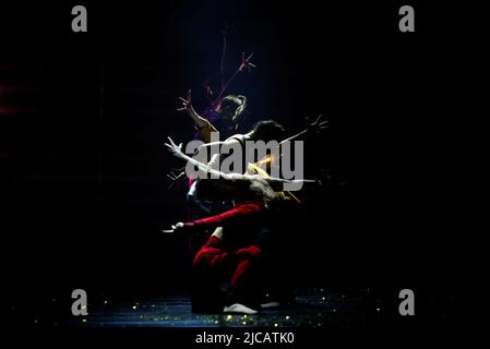 Tänzer treten in „Frida Kahlo: Defining Moments“ auf, einem ...