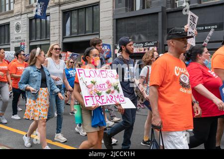 Tausende versammelten sich auf dem Cadman Plaza und gingen über die ...