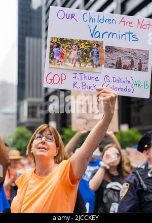Tausende versammelten sich auf dem Cadman Plaza und gingen über die ...