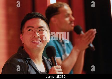 FEUERINSEL, von links: Tomas Matos, Matt Rogers, Joel Kim Booster ...