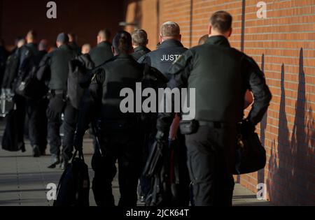 14. Juni 2022, Sachsen-Anhalt, Raßnitz: Ein Justizbeamter des so ...