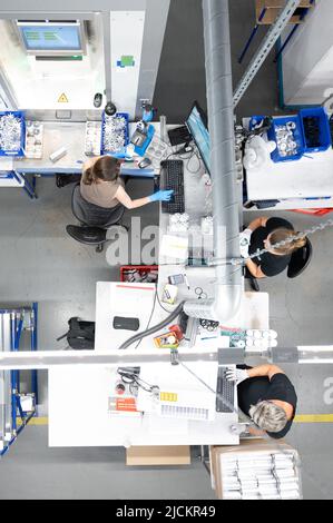 14. Juni 2022, Sachsen, Großröhrsdorf: Taavi Madiberk (l-r), Geschäftsführer Skeleton ...