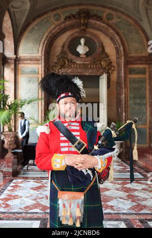 Ein Piper des 92. (Gordon Highlanders) Regiments of Foot beim Ball der ...